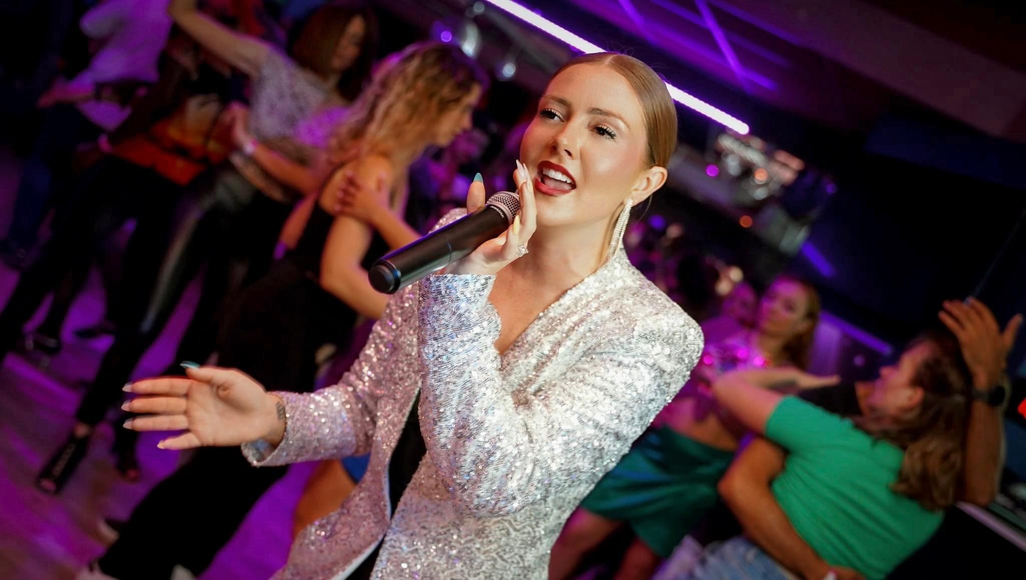 Kara Leona: La artista extranjera que se enamoró de la bachata y le ...